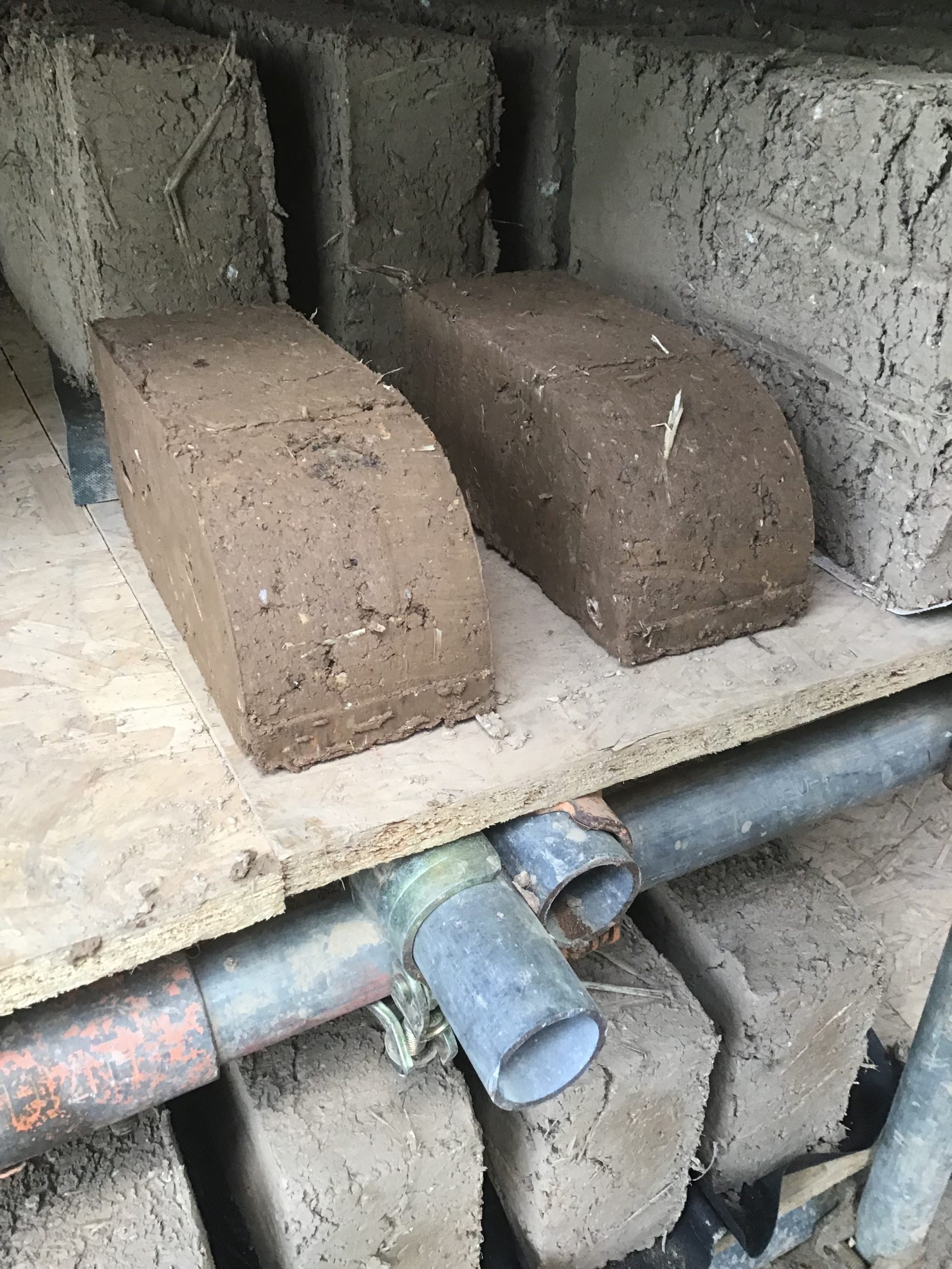 Rounded Cob Bricks and Rounded Cob Brocks – Earth Blocks UK