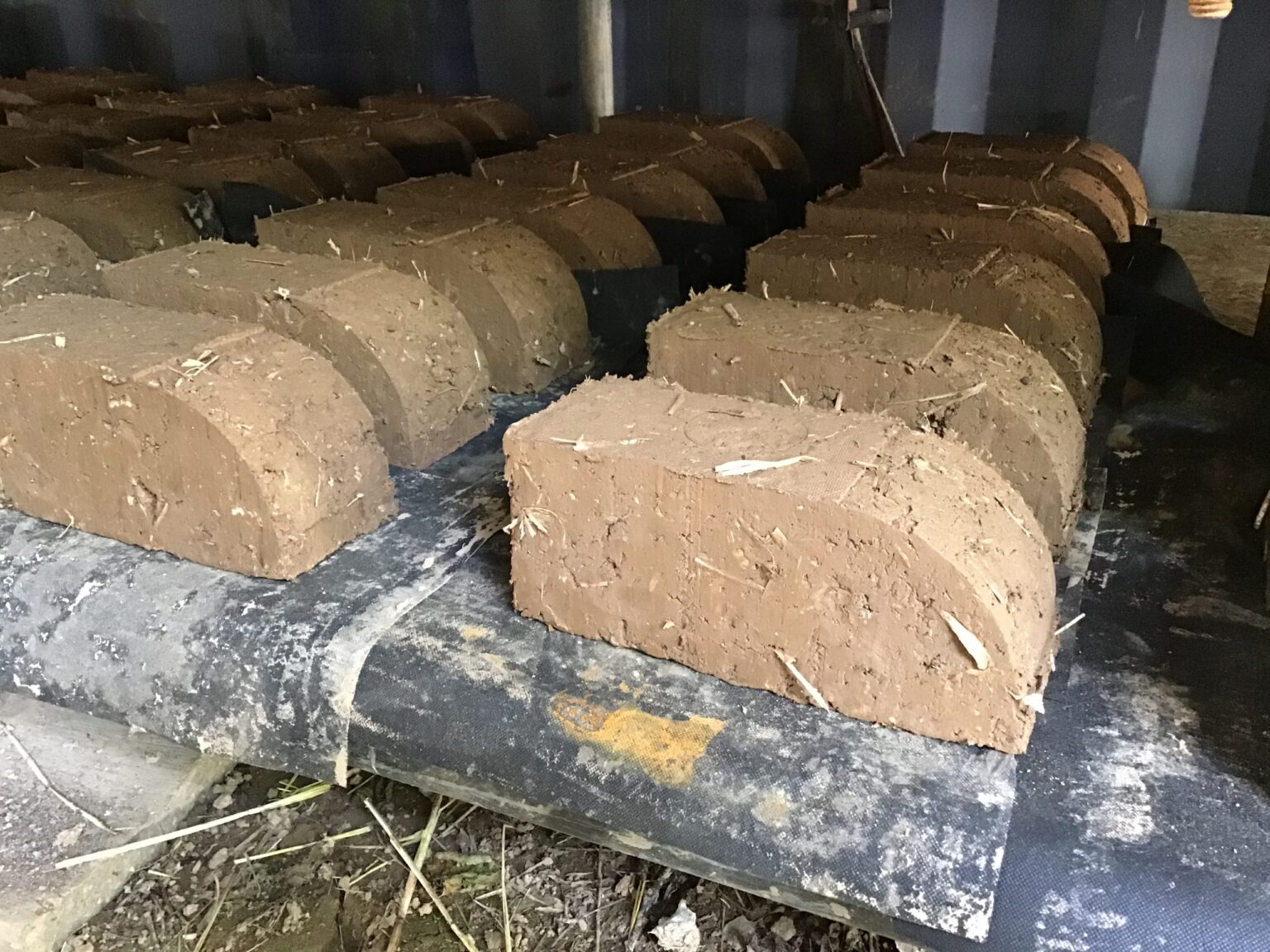 Rounded Cob Bricks and Rounded Cob Brocks - Earth Blocks UK